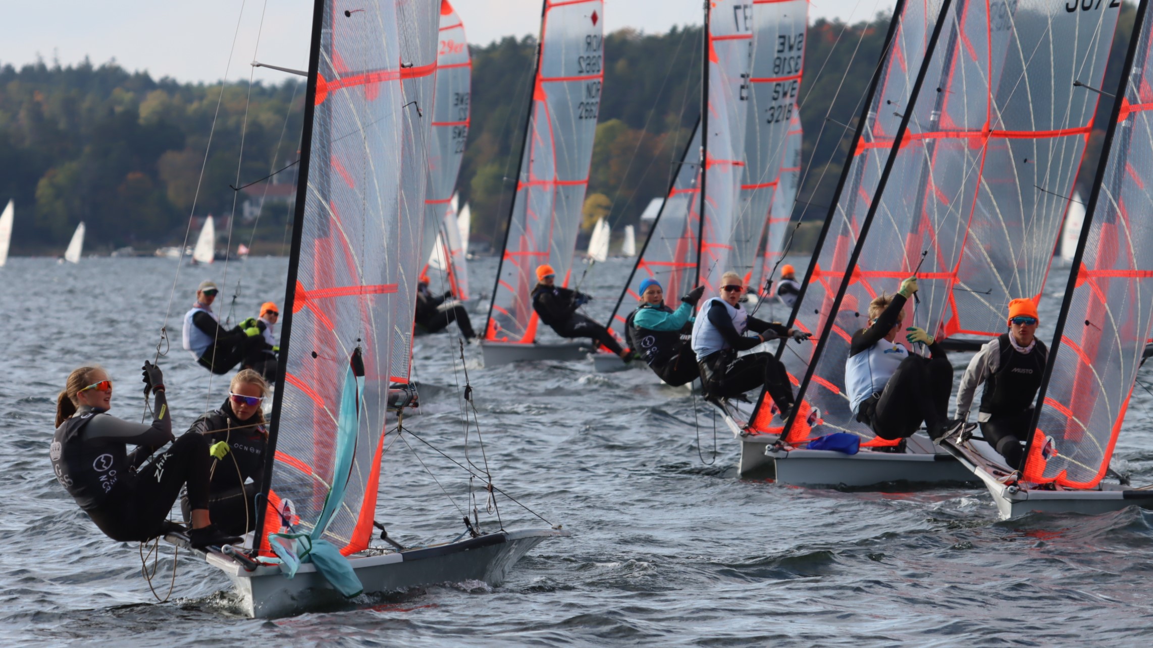 Växlande väder och spännande dueller i dagens seglingar på Baggen - KSSS